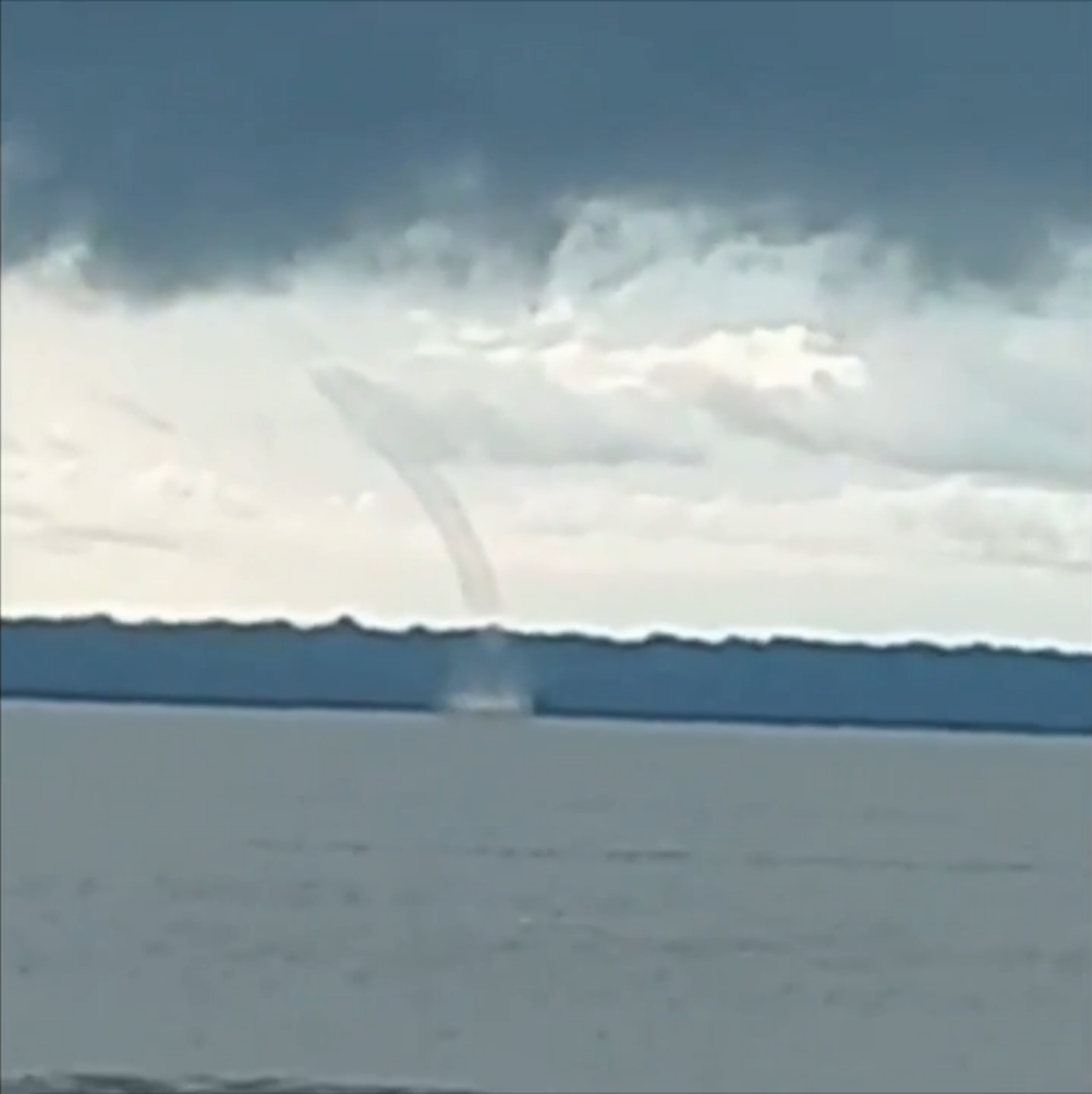 Tromba d´água é vista em lago de Tefé, no interior do Amazonas ...