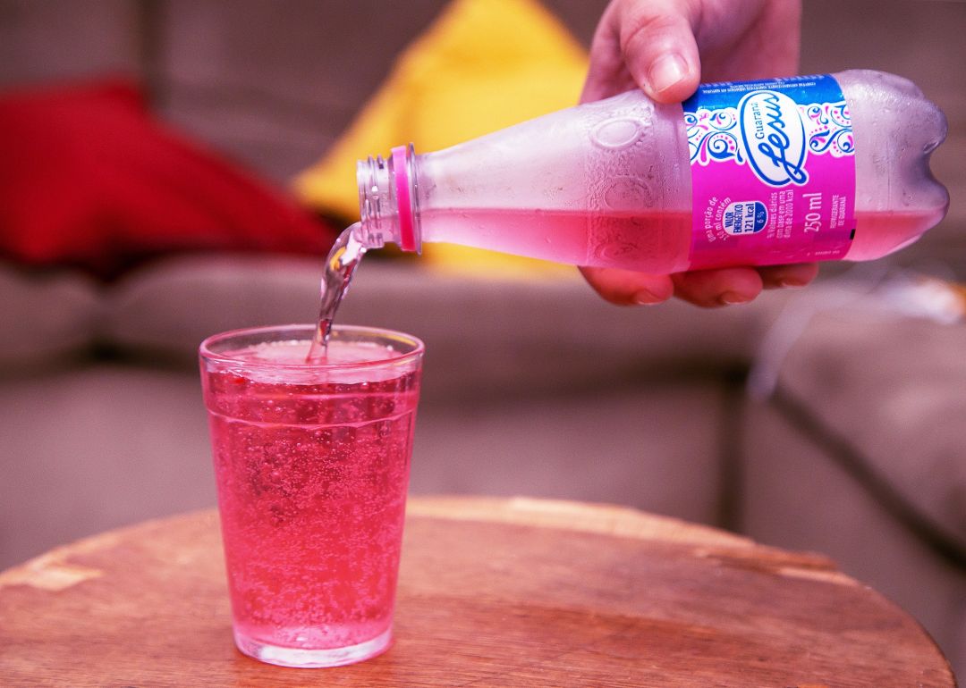 Guaraná Jesus: descubra a história do refrigerante rosa criado no ...