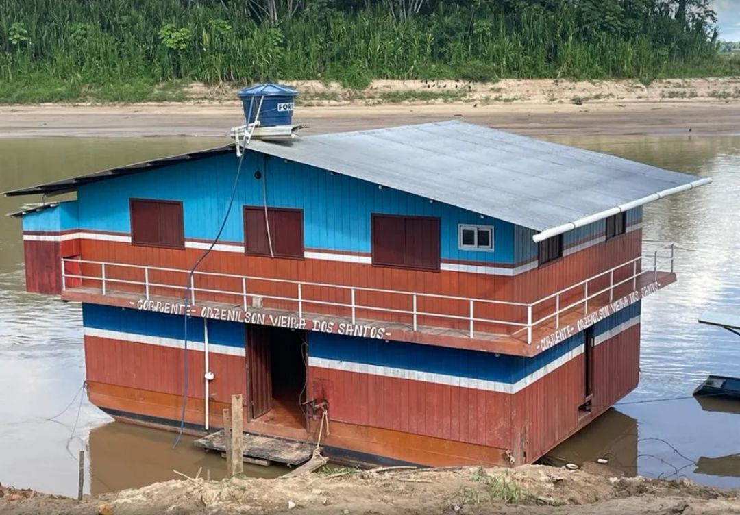 Após comprar casa flutuante, casal viaja com a estrutura pelo rio até o ...