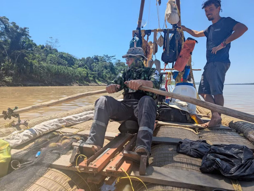 Franceses partem da Bolívia e cruzam rios da Amazônia em balsa tradicional